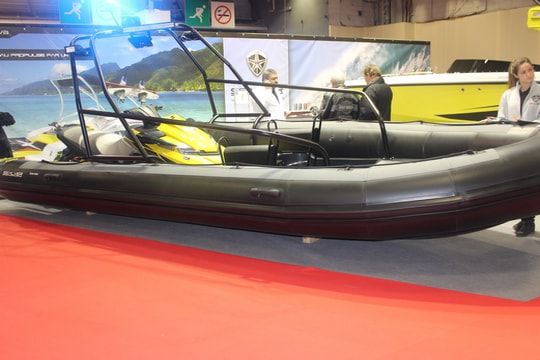 Das Wellenboot, ein Boot, das von einem Jetski angetrieben wird