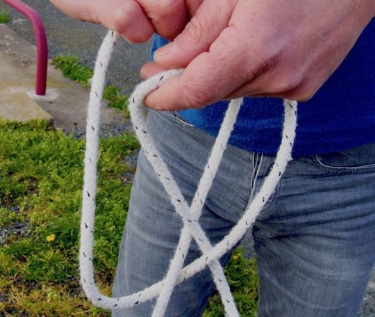 Den Capstan-Knoten mit einer einzigen Bewegung an einem Poller ...