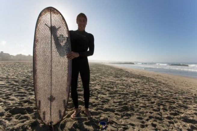 Karton zum Surfen auf den Wellen