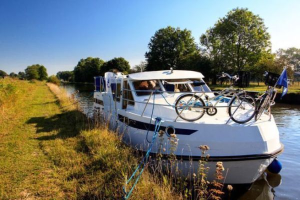 Warum nicht ein Flussboot mieten?
