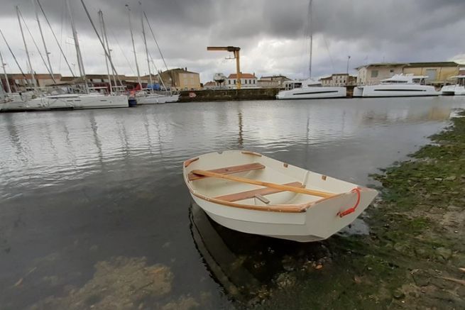 Eine Nutshell Pram, die ideale Nussschale für ein Segelboot im ...