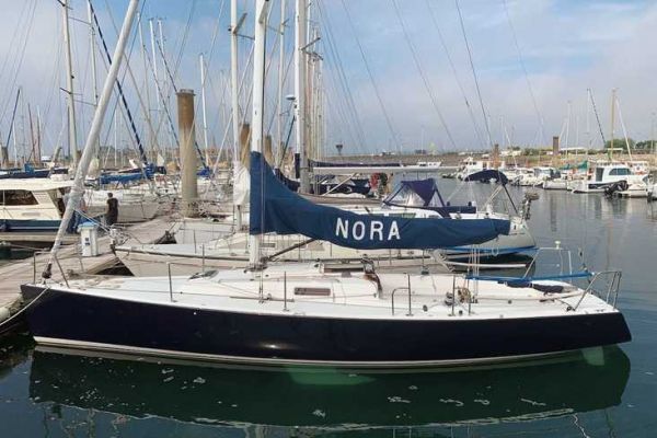 J100: Ein Day-Boat, das Segelvergnügen und Komfort an Bord vereint