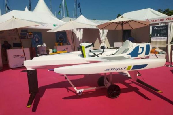 e-Jetcycle: Das fliegende Pedalboot mit elektrischer Unterstützung